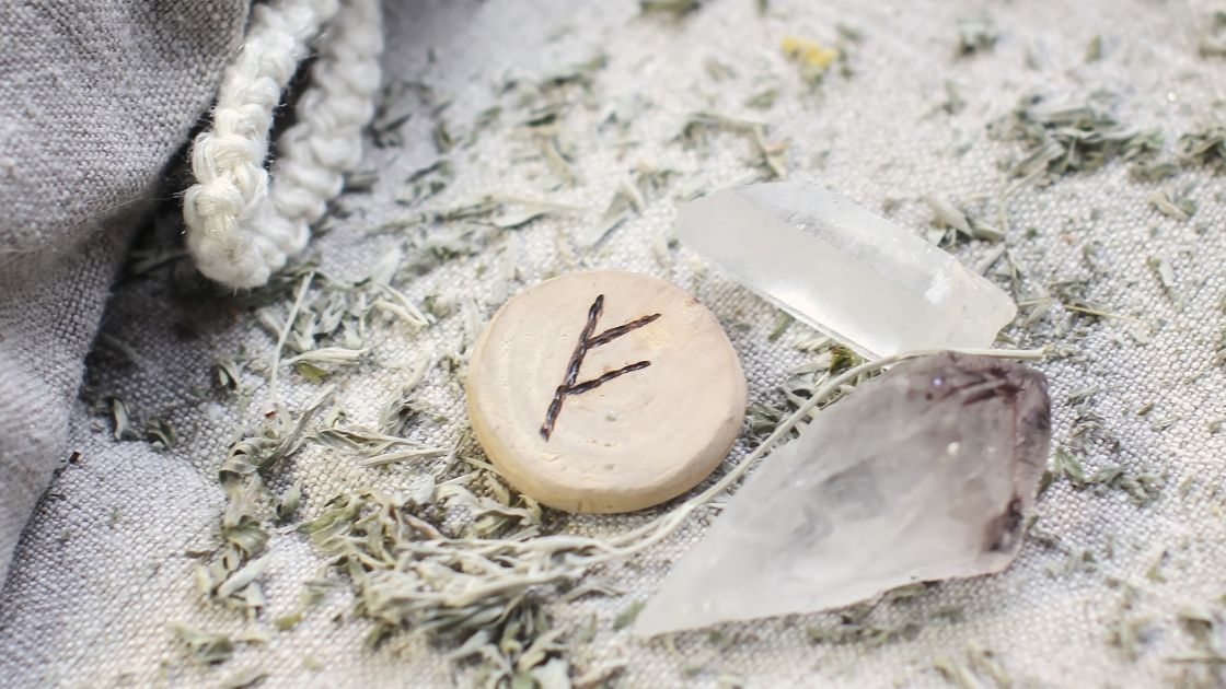 Jak czytać runy? Starożytna praktyka wróżbiarstwa w nowoczesnym świecie ...